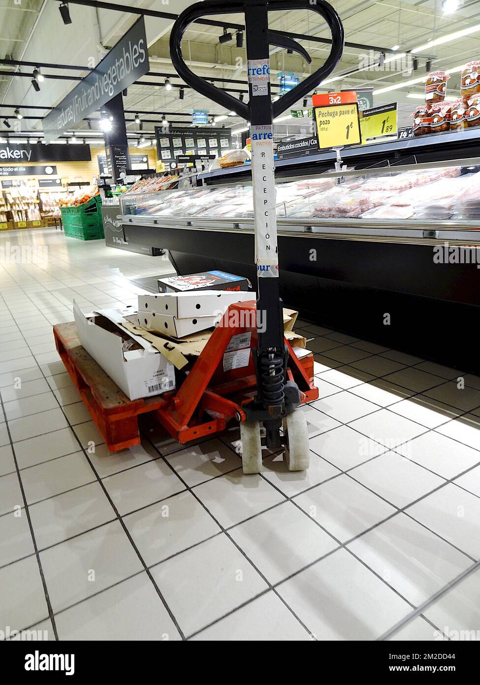 Pallet truck in a super market | Transpalette dans une grande surface ...