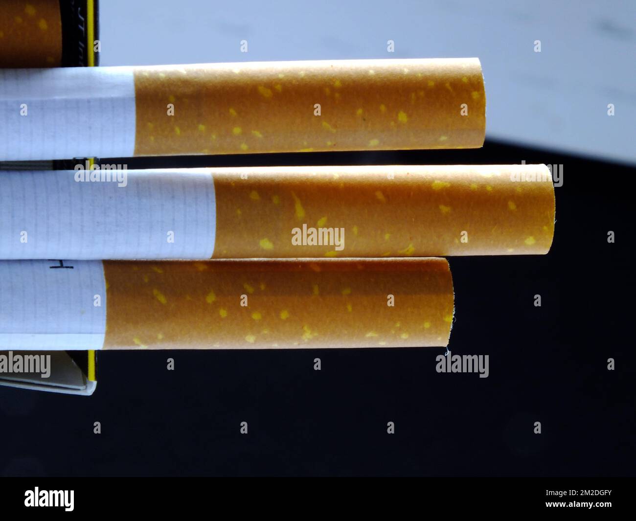 Cigarettes cendrier hi-res stock photography and images - Alamy