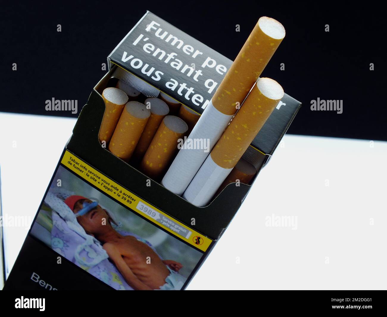 Cigarettes cendrier hi-res stock photography and images - Alamy