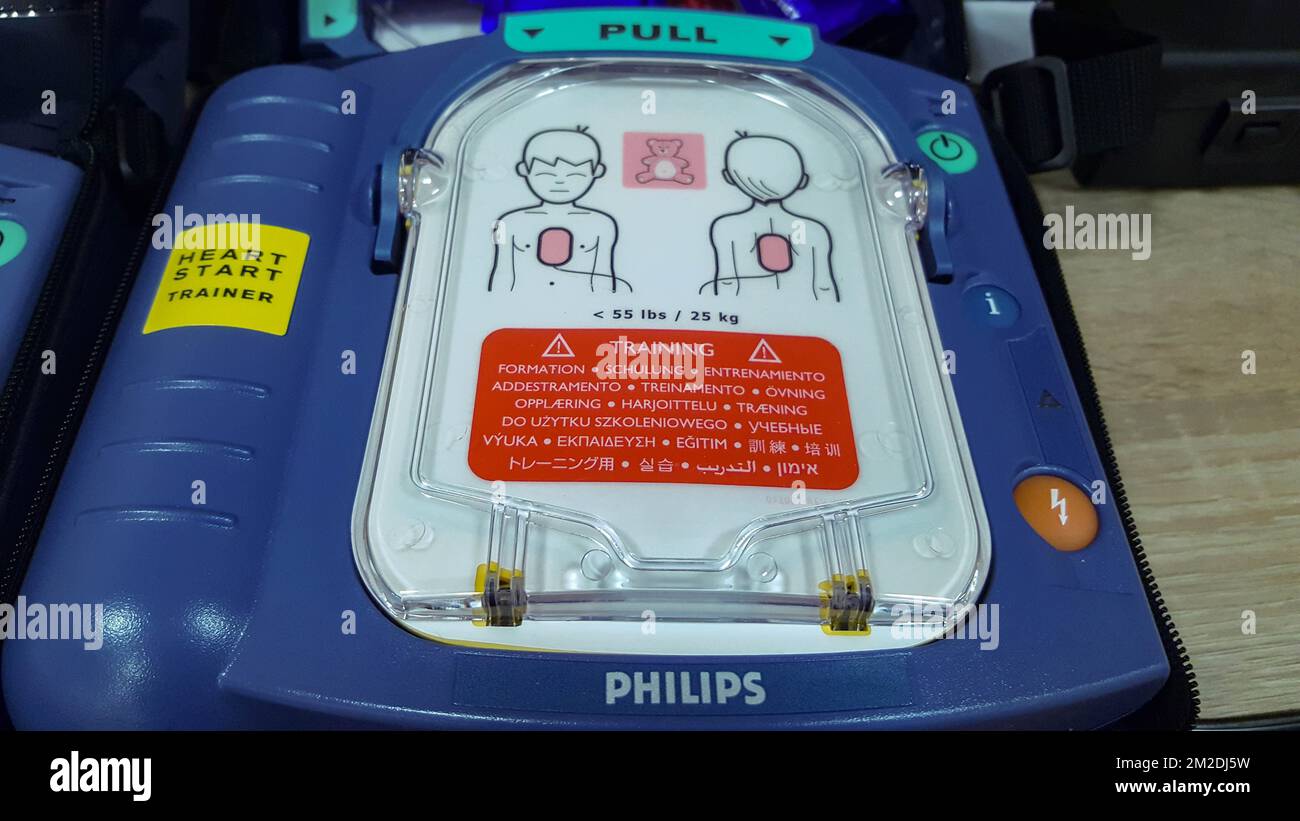 First aid training material. Defibrillator children. | Matériel ...