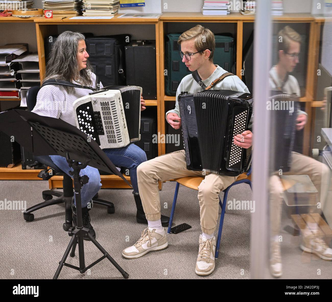 PRODUCTION - 05 December 2022, Brandenburg, Frankfurt (Oder): Ines ...