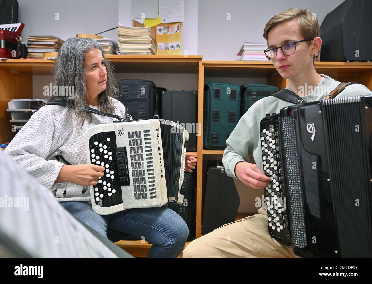Accordion school hi-res stock photography and images - Alamy