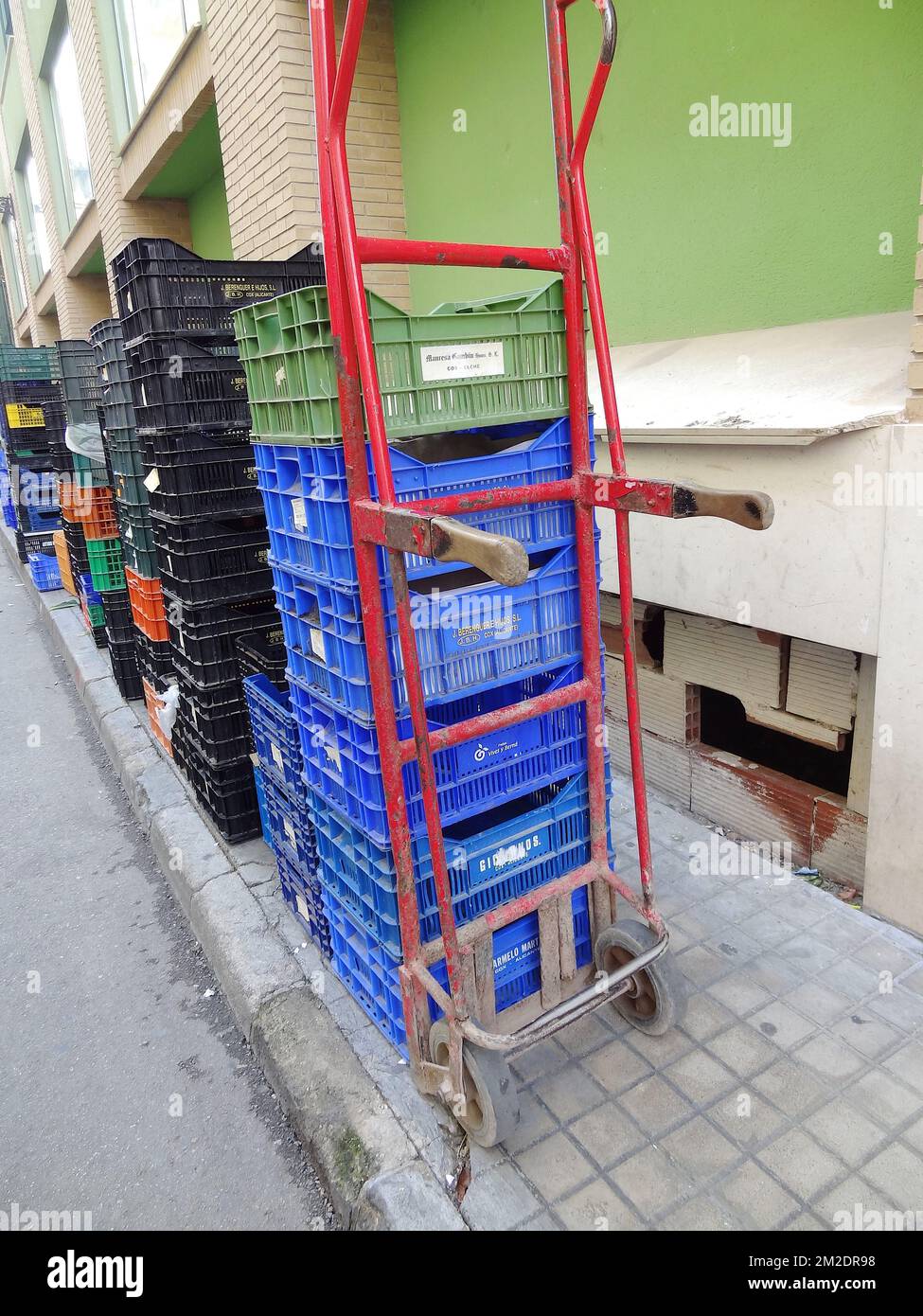 Trolley works | Travail avec un diable 10/03/2018 Stock Photo - Alamy