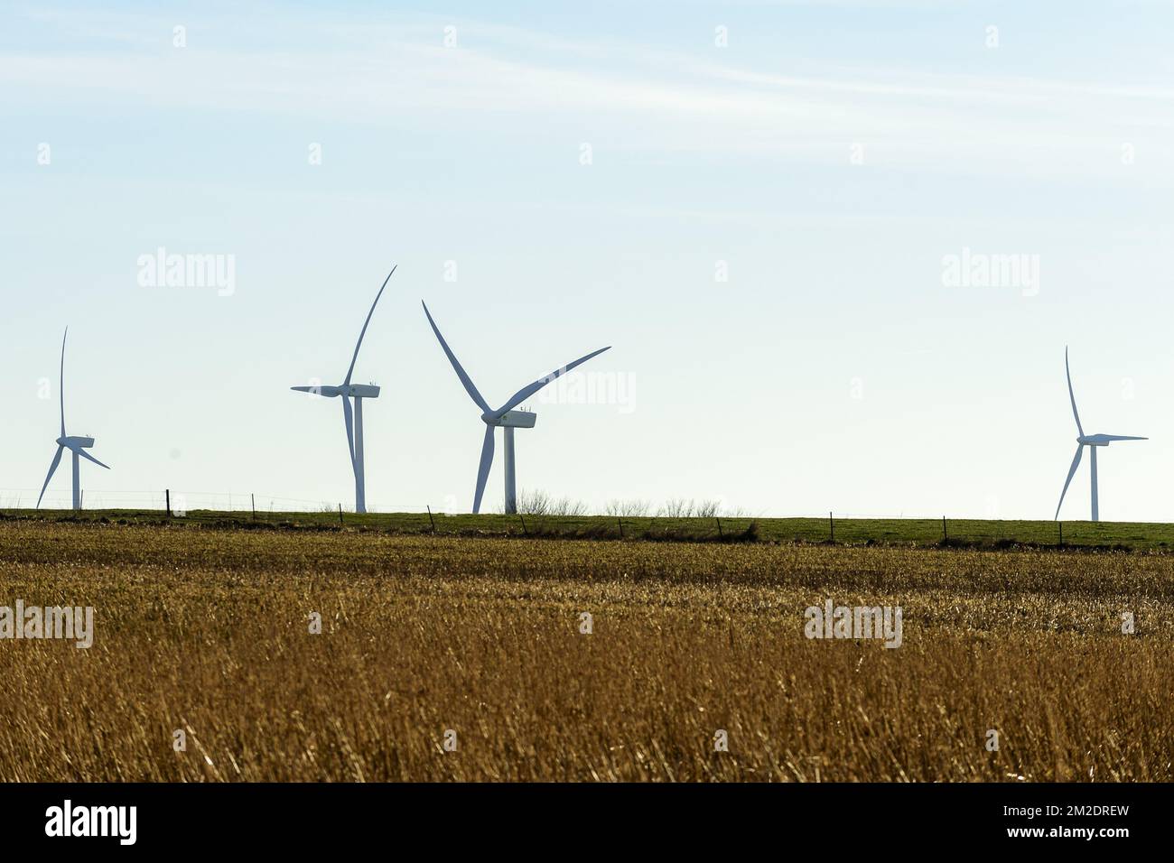 Parc eolien au milieu des champs dans les campagnes Wallones. | Wind ...