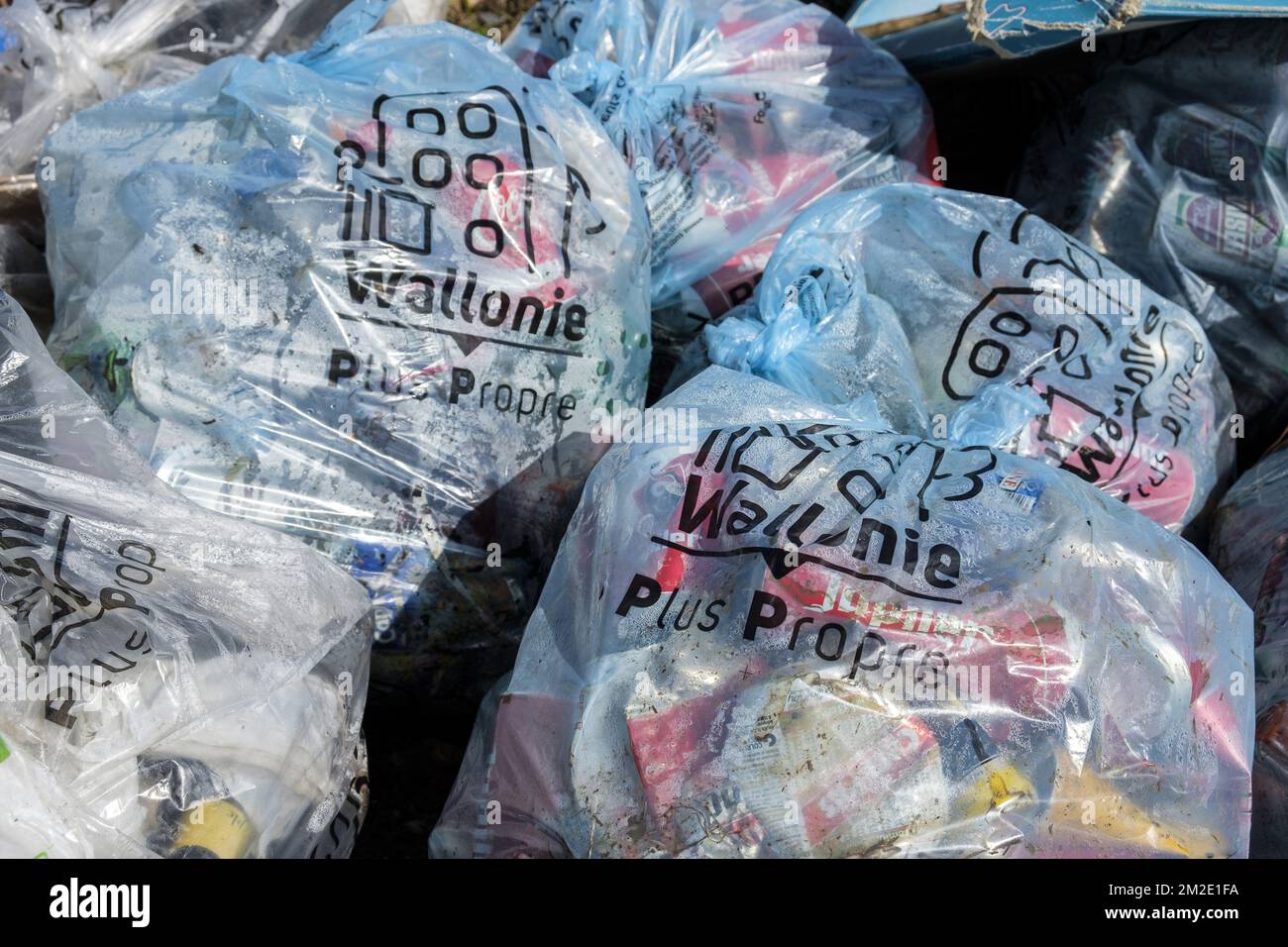 Les gens regroupent leur collecte de dechets dans des sacs appropries ...