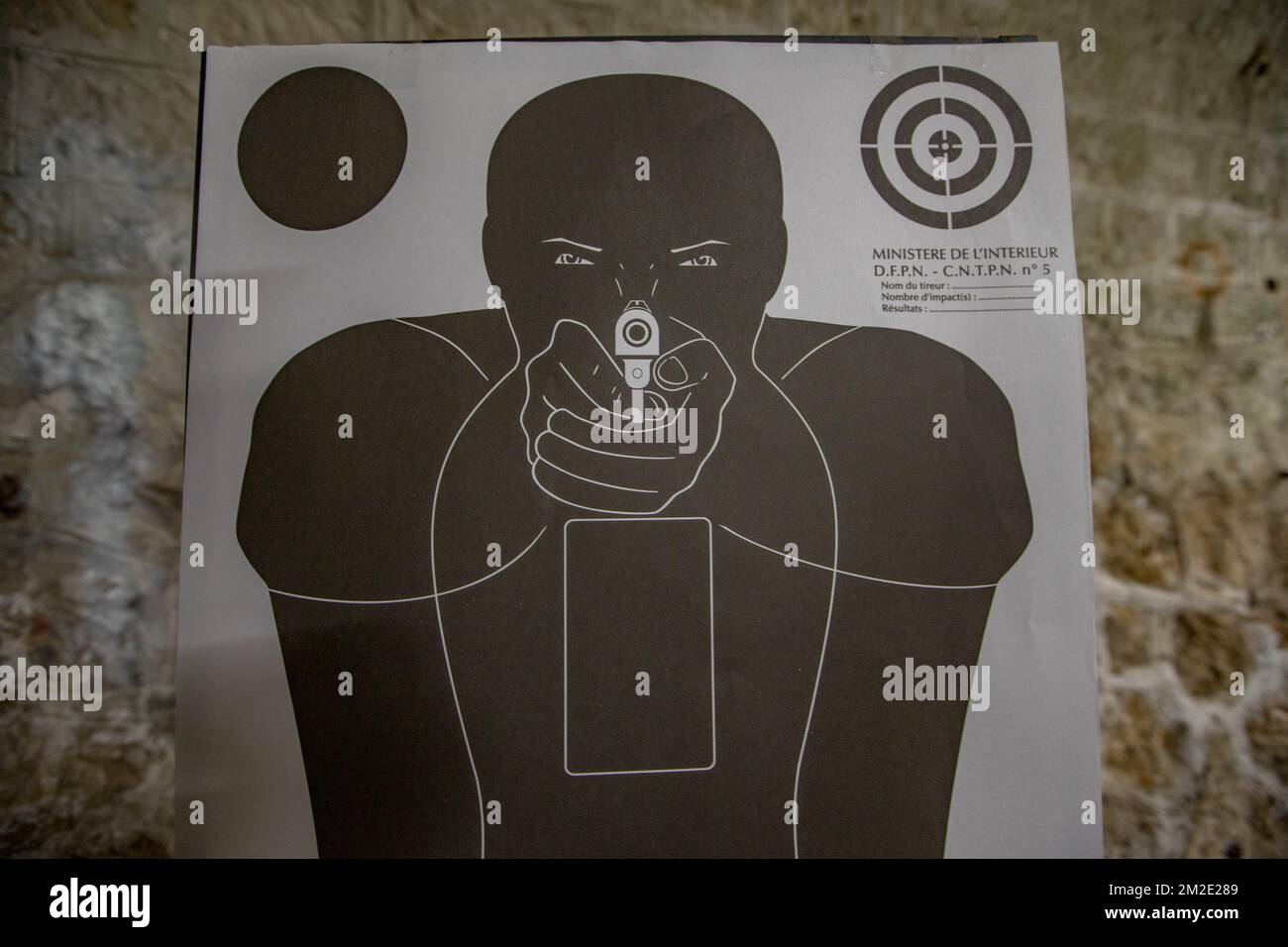 Human silhouette shooting target hi-res stock photography and images ...
