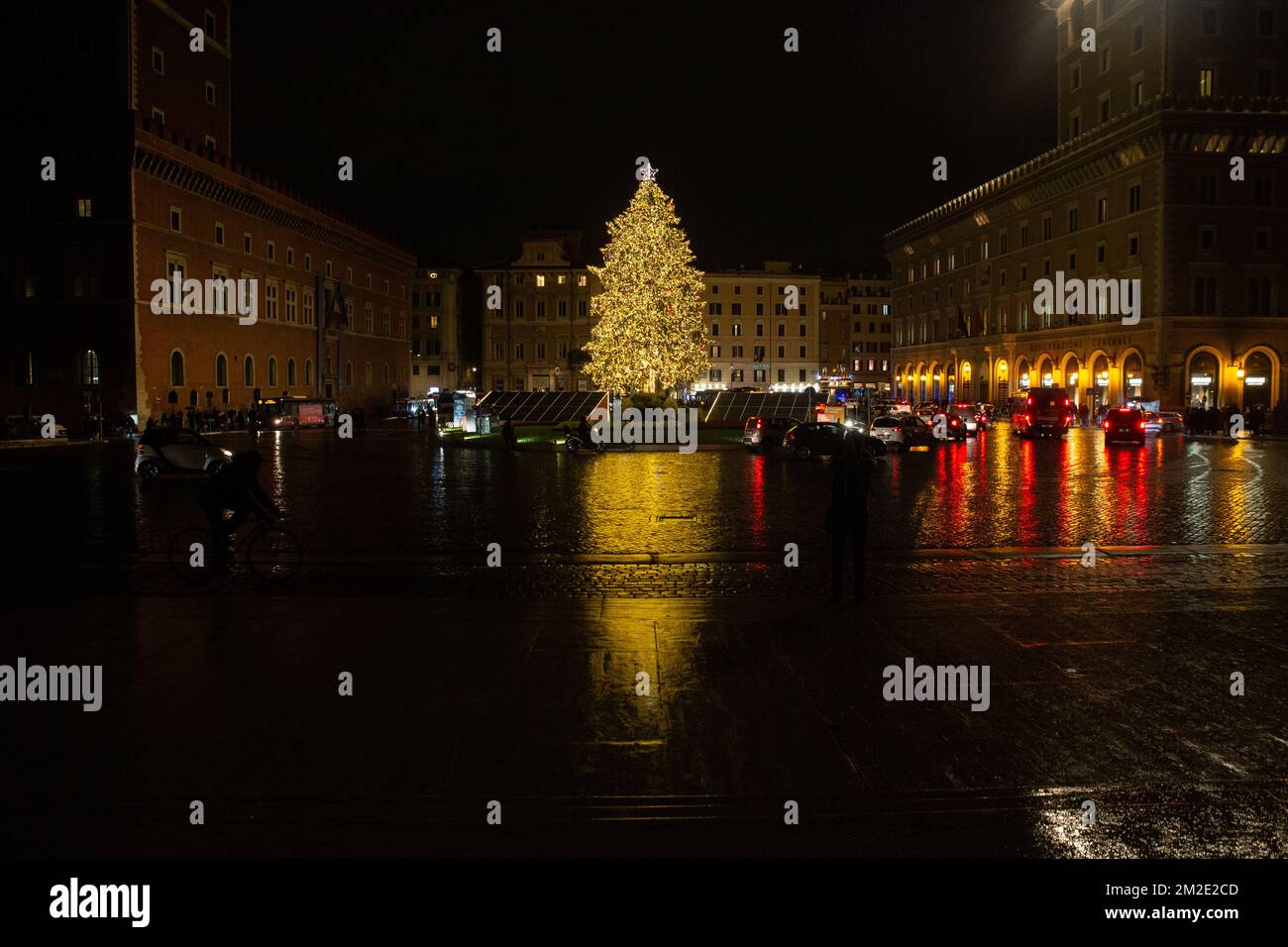 View of Christmas tree in Piazza Venezia in Rome in the evening (Photo ...