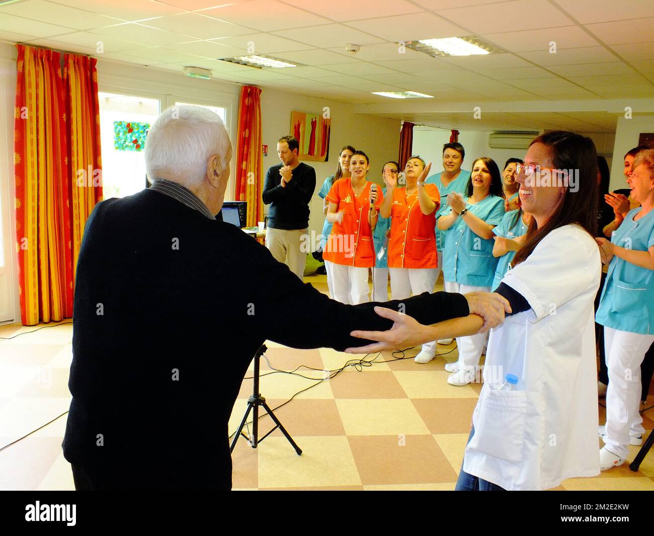 Anniversary 103 years old retirement home | Anniversaire 103 Ans en ...