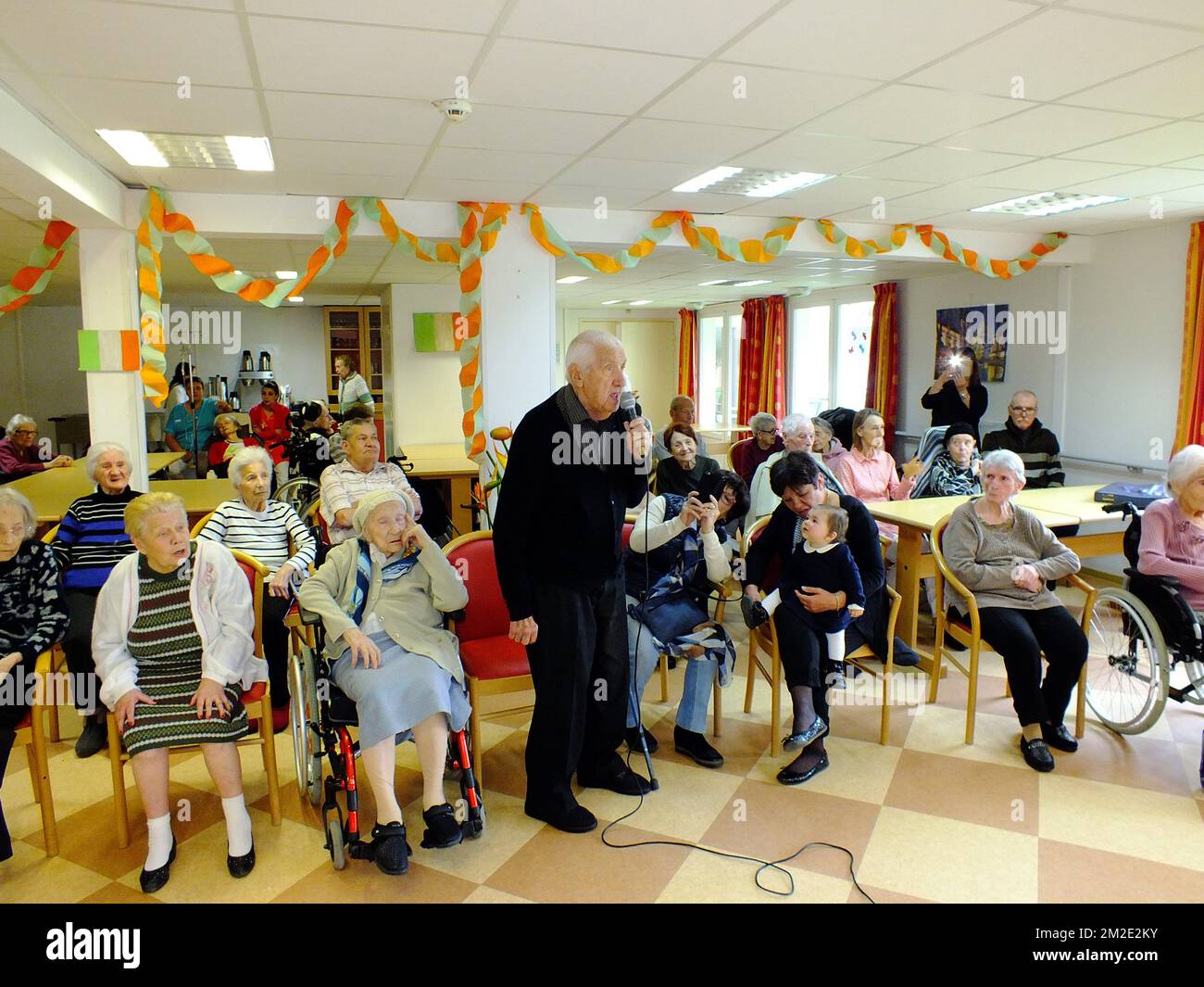 Anniversary 103 years old retirement home | Anniversaire 103 Ans en ...