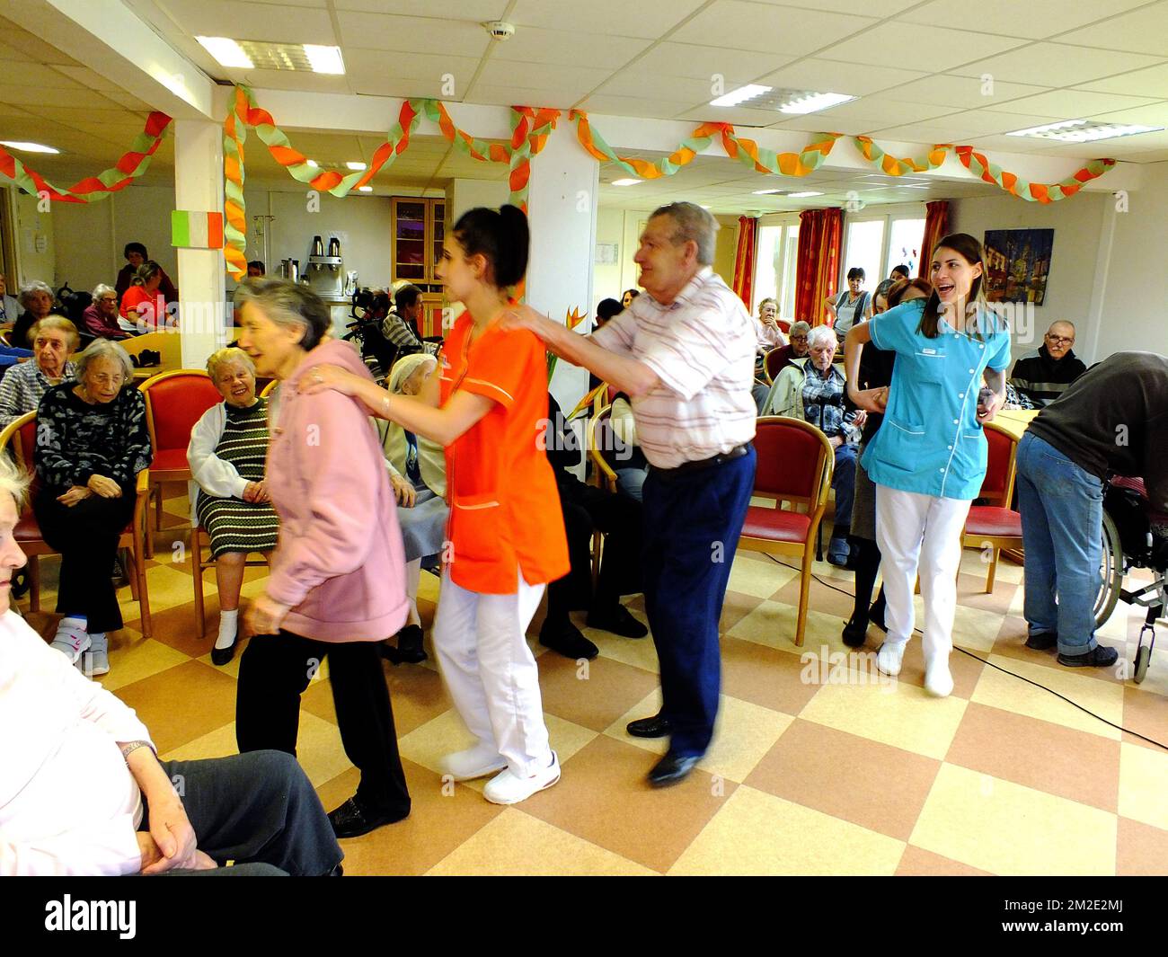 Anniversary 103 years old retirement home | Anniversaire 103 Ans en ...