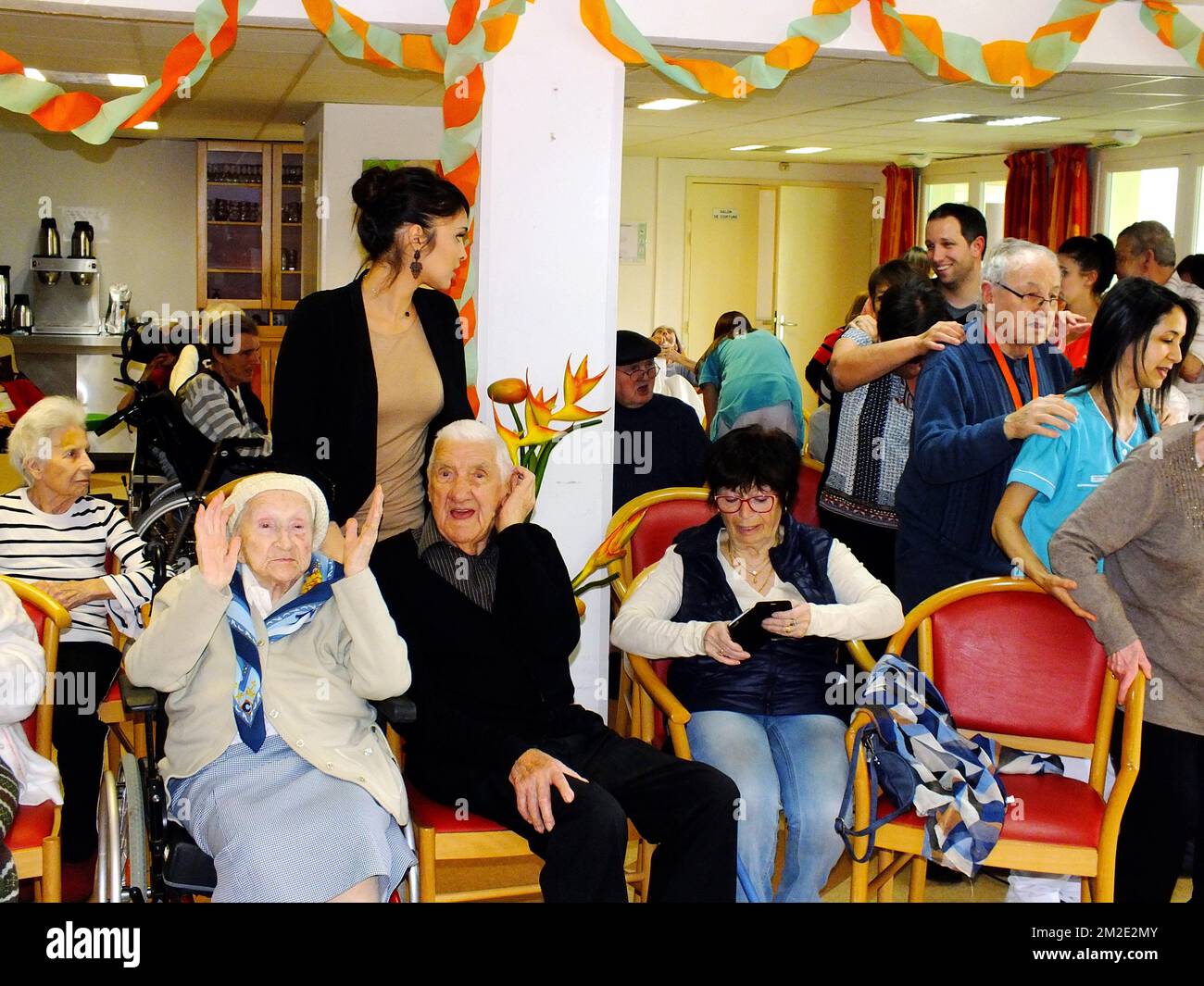 Anniversary 103 years old retirement home | Anniversaire 103 Ans en ...