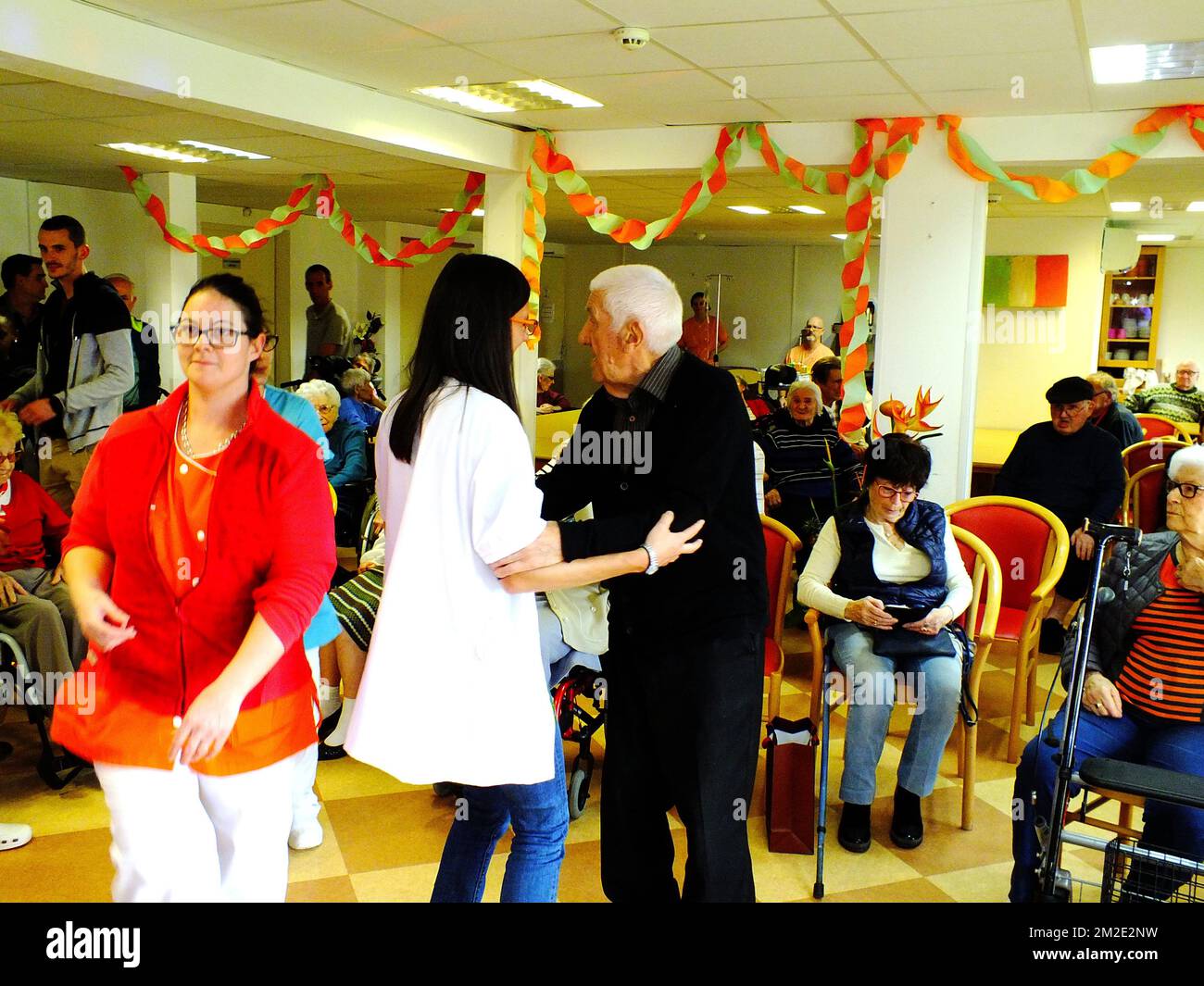 Anniversary 103 years old retirement home | Anniversaire 103 Ans en ...