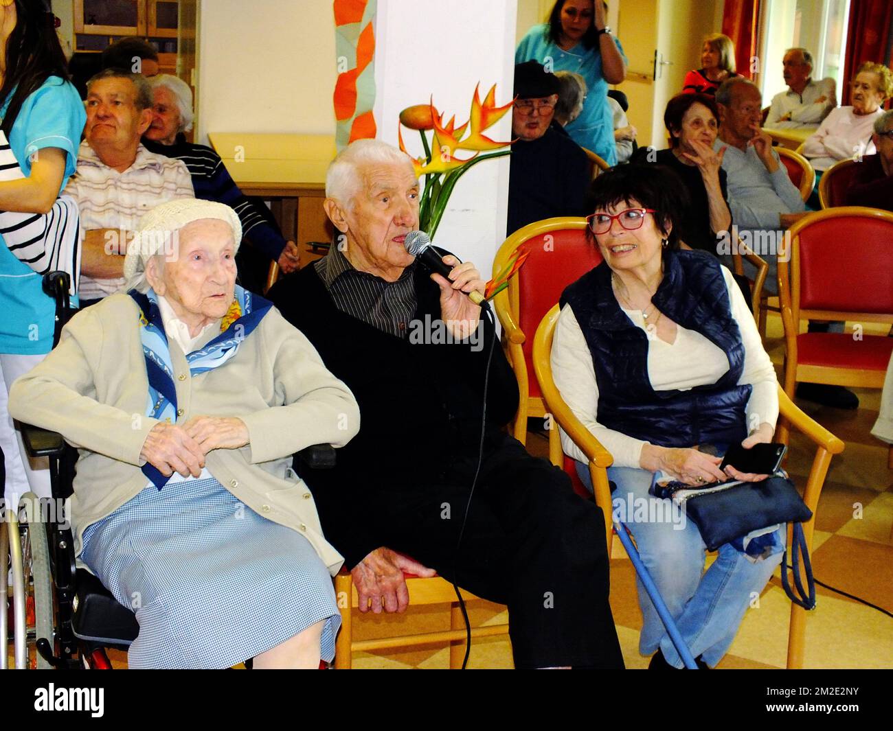 Anniversary 103 years old retirement home | Anniversaire 103 Ans en ...