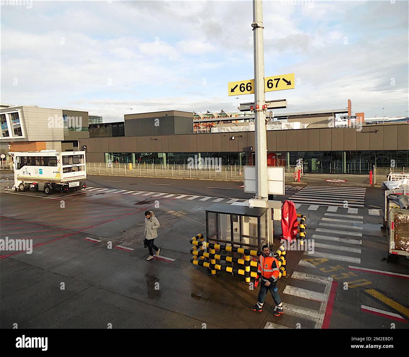 Aeroport embarquement hi-res stock photography and images - Alamy