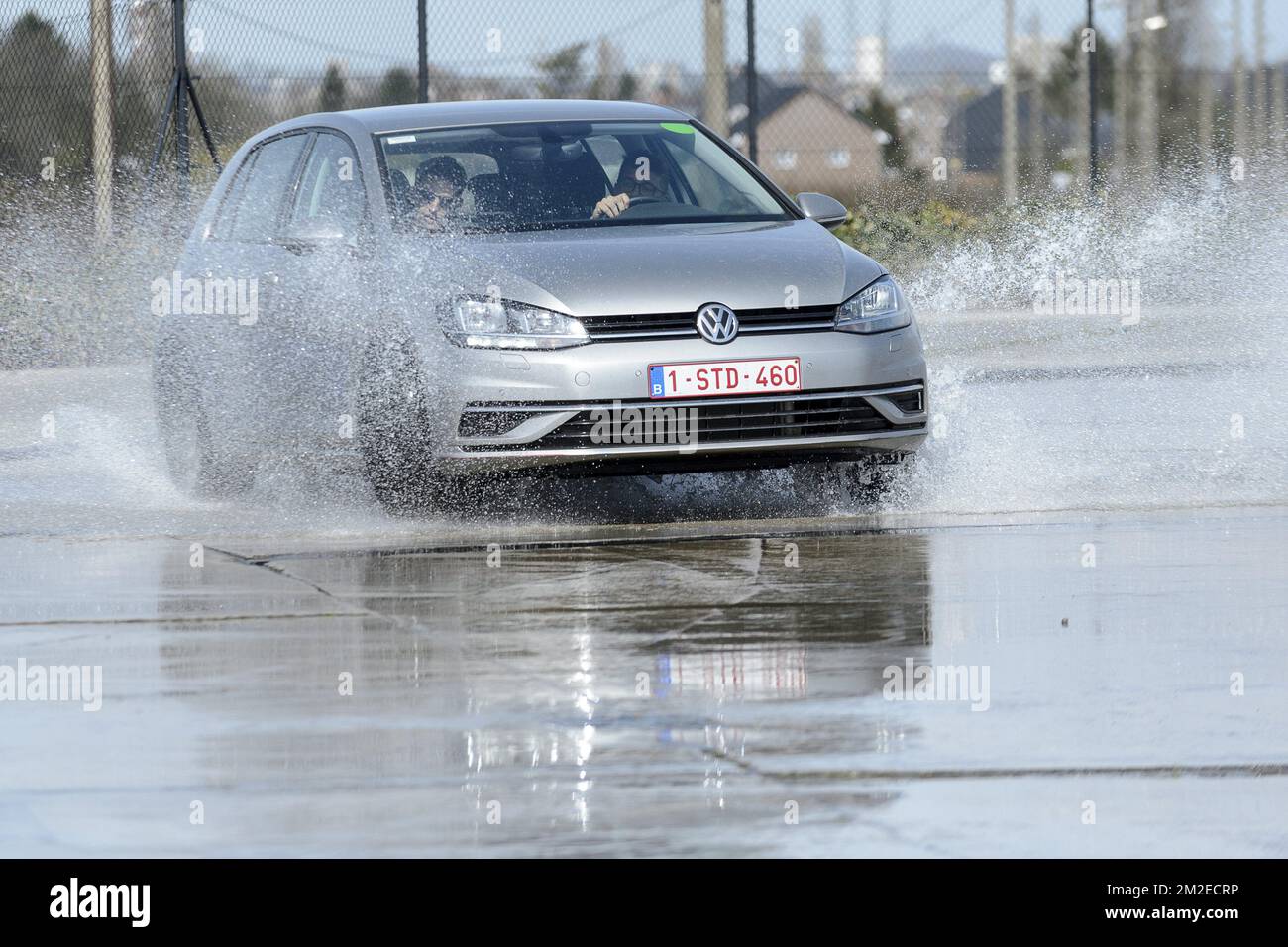 Bus driving in heavy rain hi-res stock photography and images - Alamy