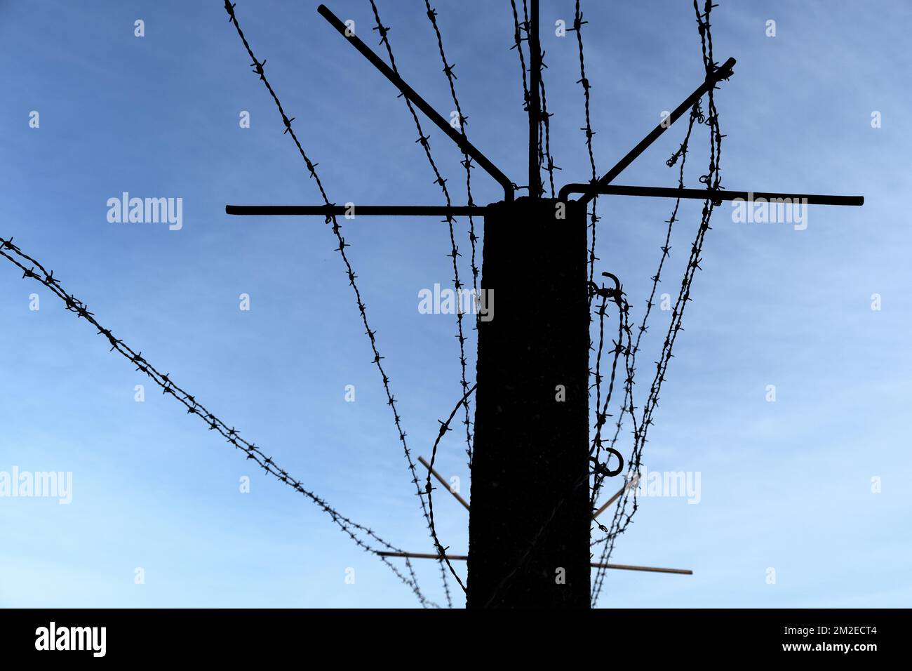 Barbed wire around a prisoner camp | Enceinte de fil barbele autour d ...