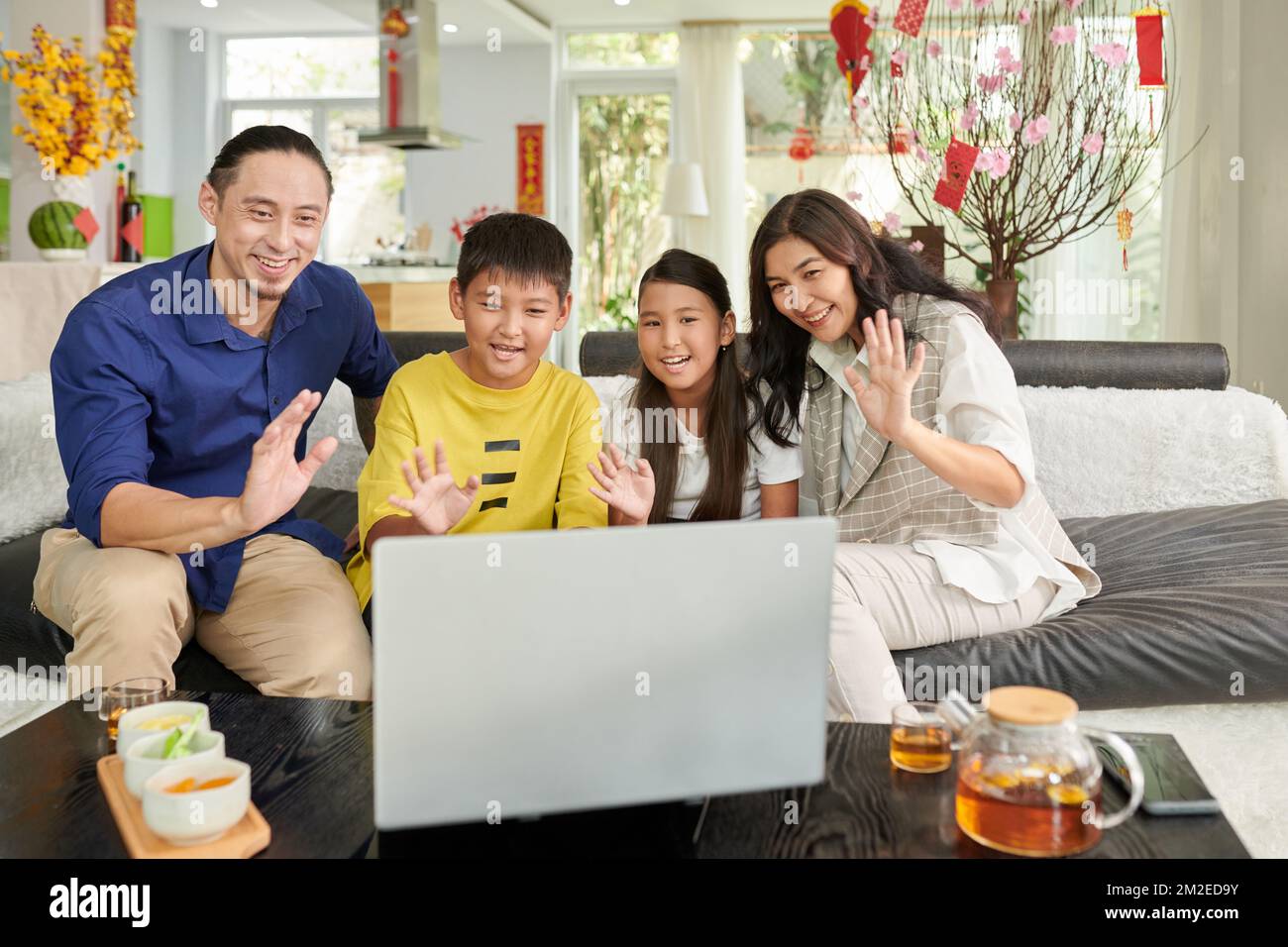 Videocall chinese hi-res stock photography and images - Alamy