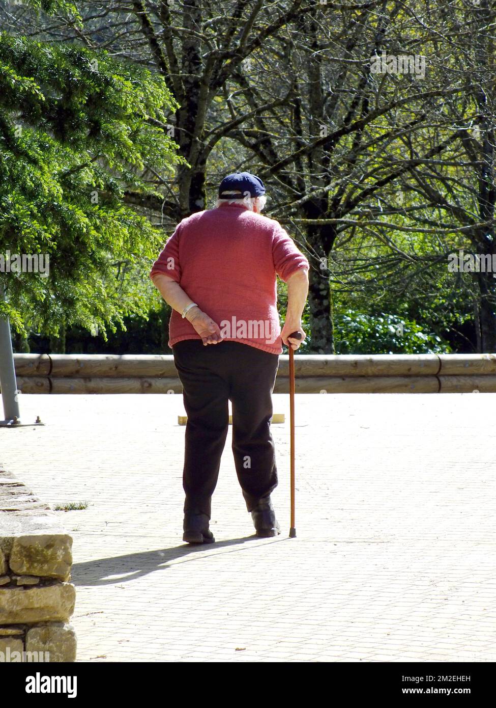 Man 3eme age | Homme 3eme age promenade 19/04/2018 Stock Photo - Alamy