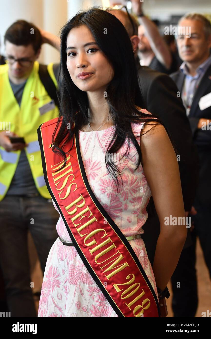 Aeroport embarquement hi-res stock photography and images - Alamy