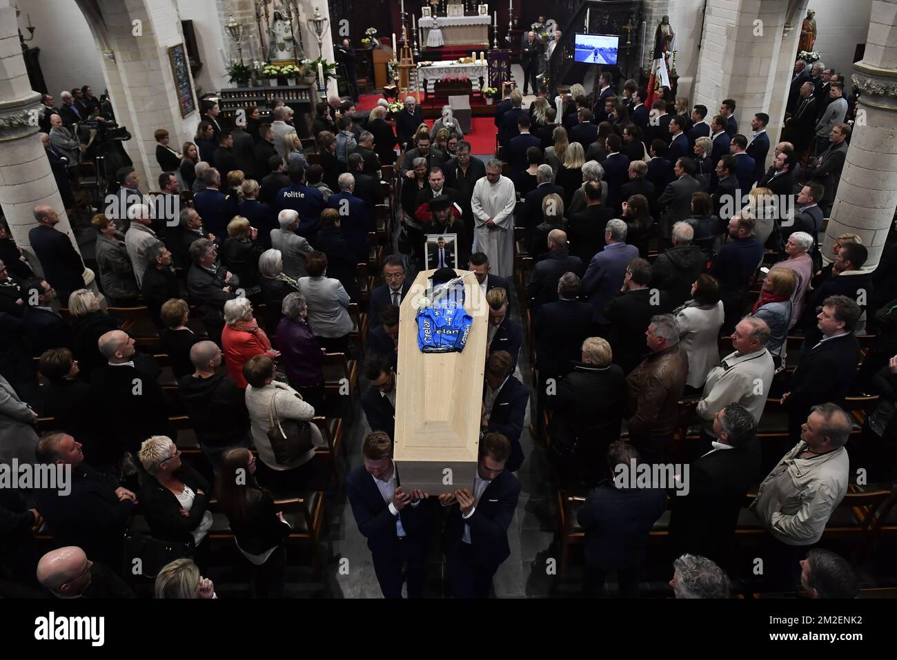 Verandas Willems - Crelan riders carry the coffin out of the church ...