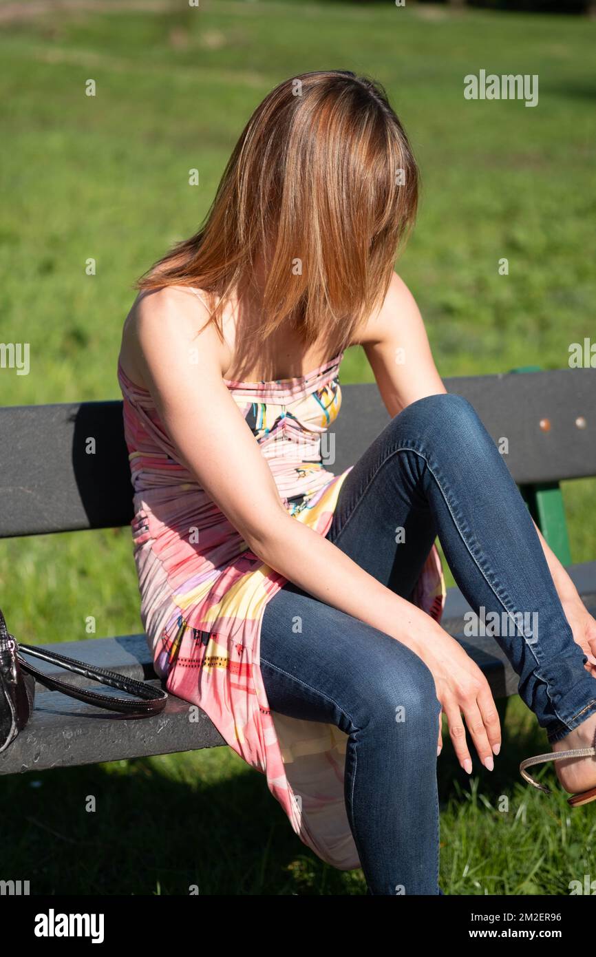 Femme un jeans hi-res stock photography and images - Alamy