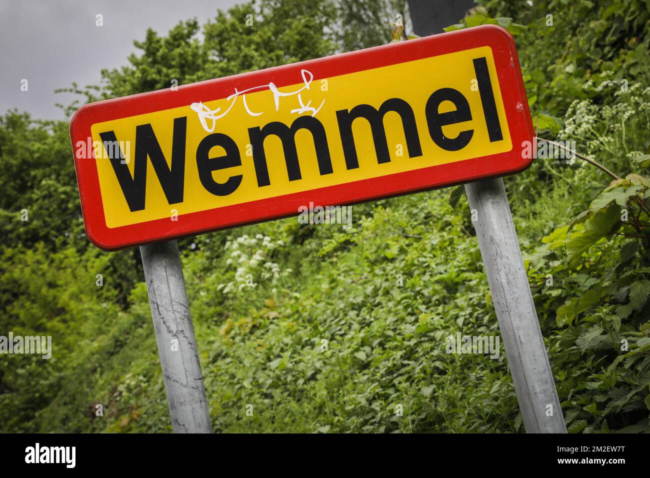 Illustration shows the name of the Wemmel municipality on a road sign ...