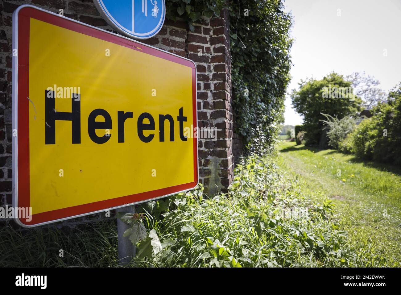 Illustration shows the name of the Herent municipality on a road sign ...