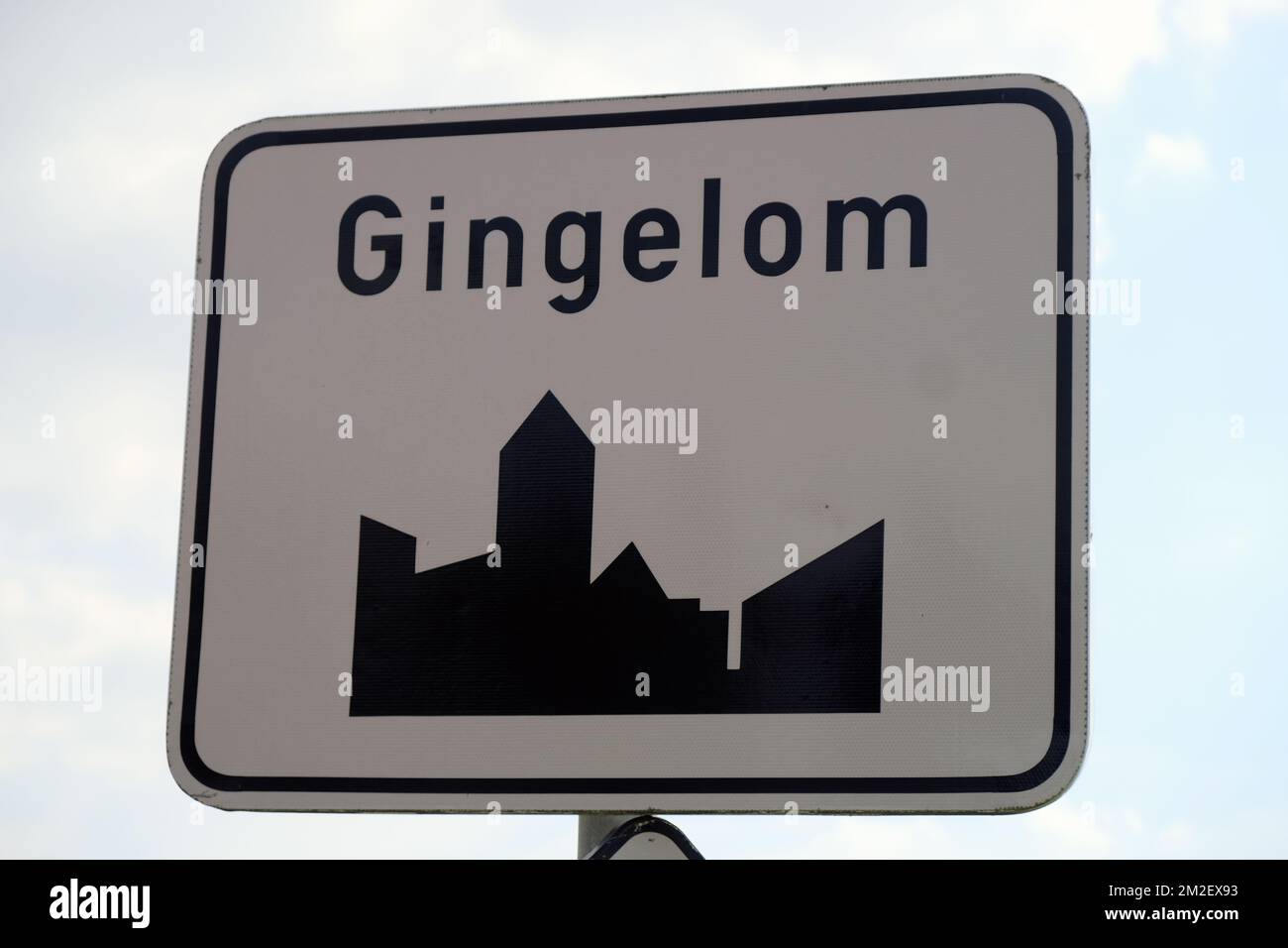 Illustration shows the name of the Gingelom municipality on a road sign ...
