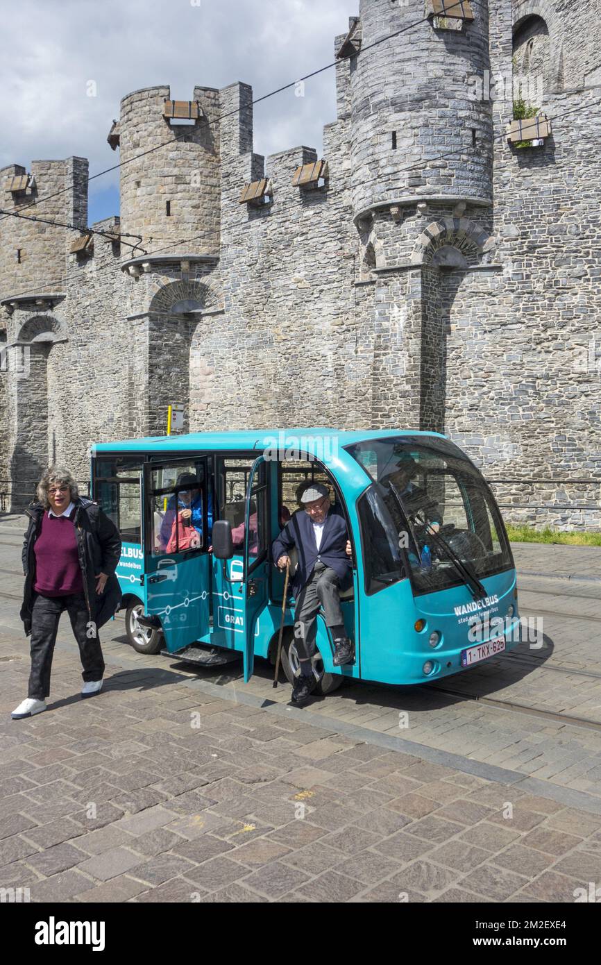 Elderly tourists stepping out of Keolis walking bus / Wandelbus ...