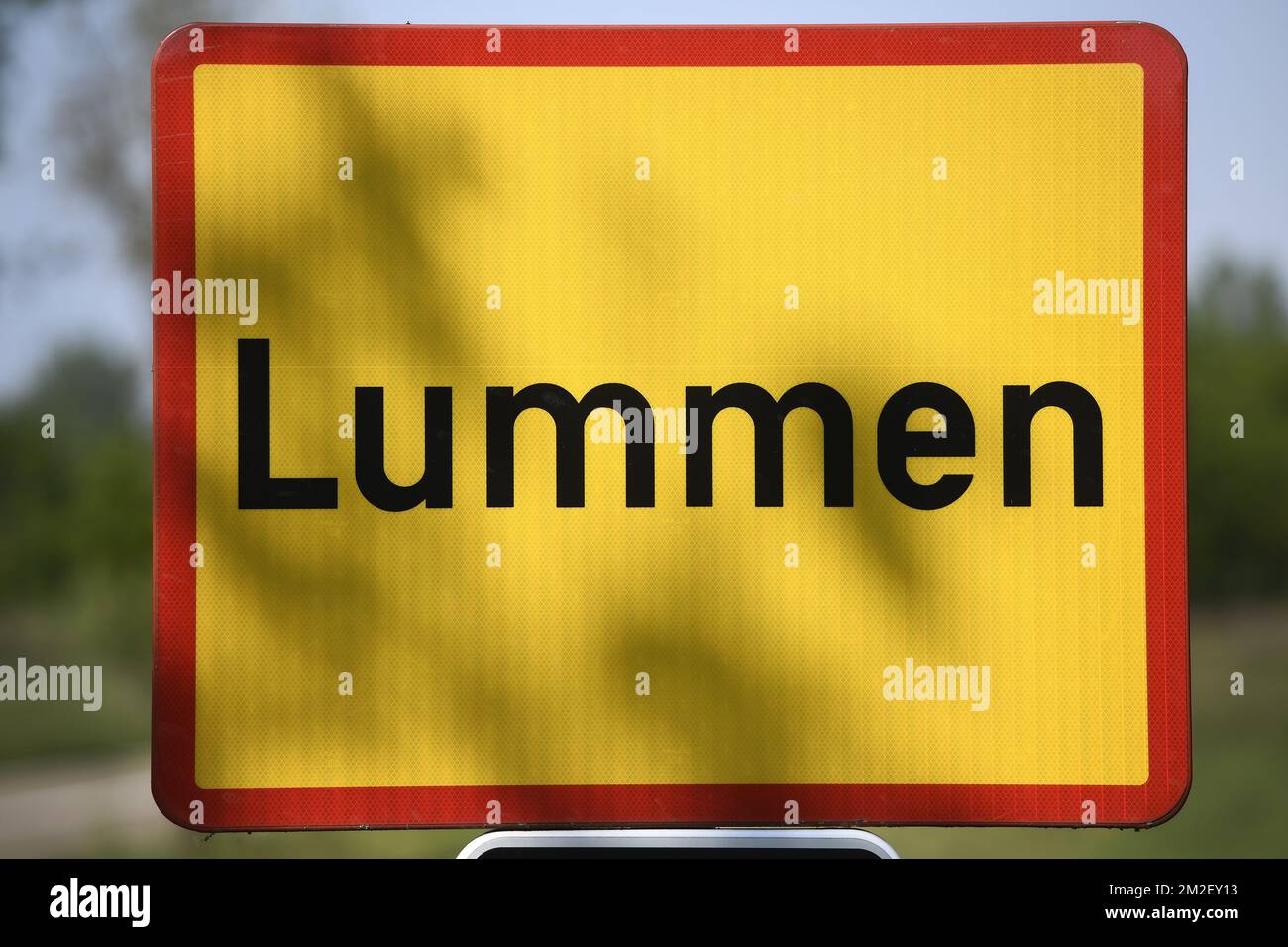 Illustration shows the name of the Lummen municipality on a road sign ...