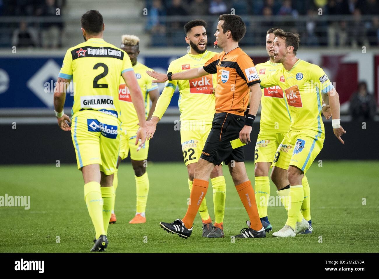 Soccer players argue referee hi-res stock photography and images - Alamy