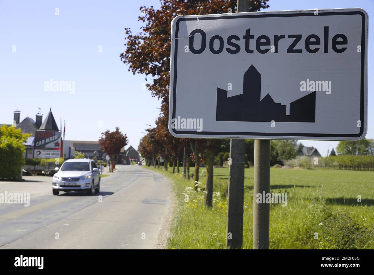 Illustration shows the name of the Oosterzele municipality on a road ...