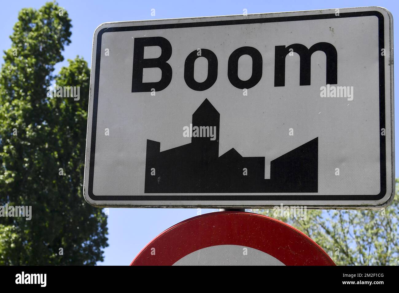 Illustration shows the name of the Boom municipality on a road sign ...