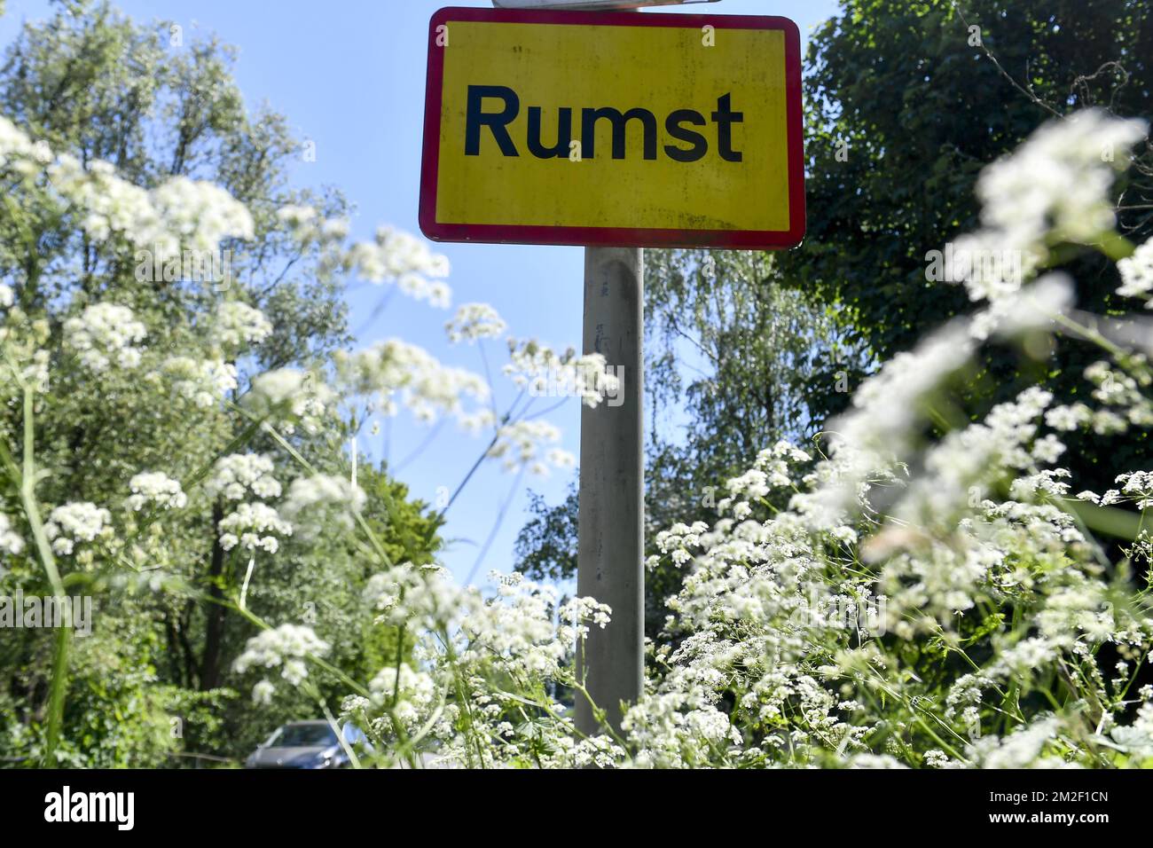Illustration shows the name of the Rumst municipality on a road sign ...
