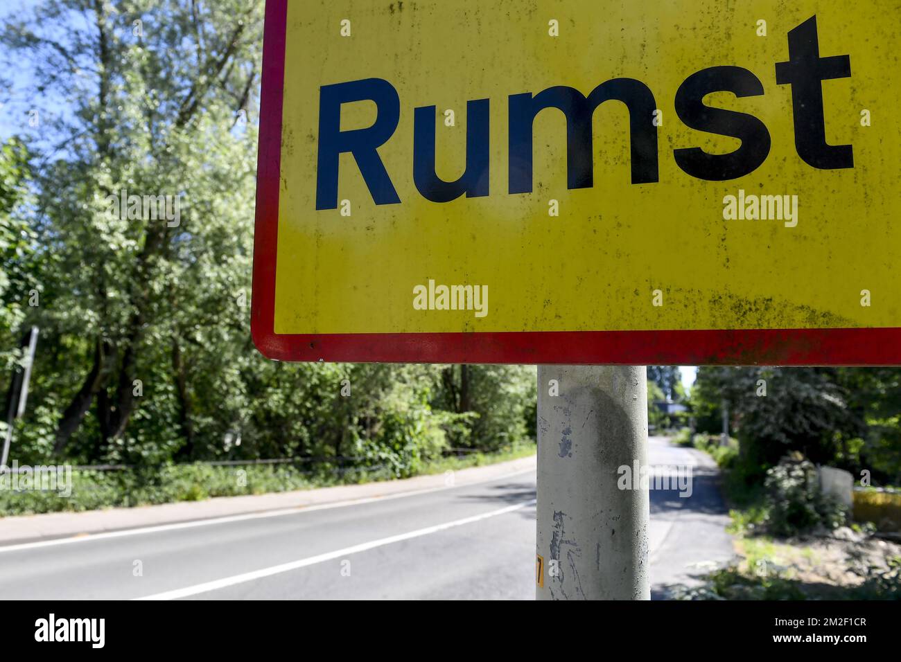 Illustration shows the name of the Rumst municipality on a road sign ...