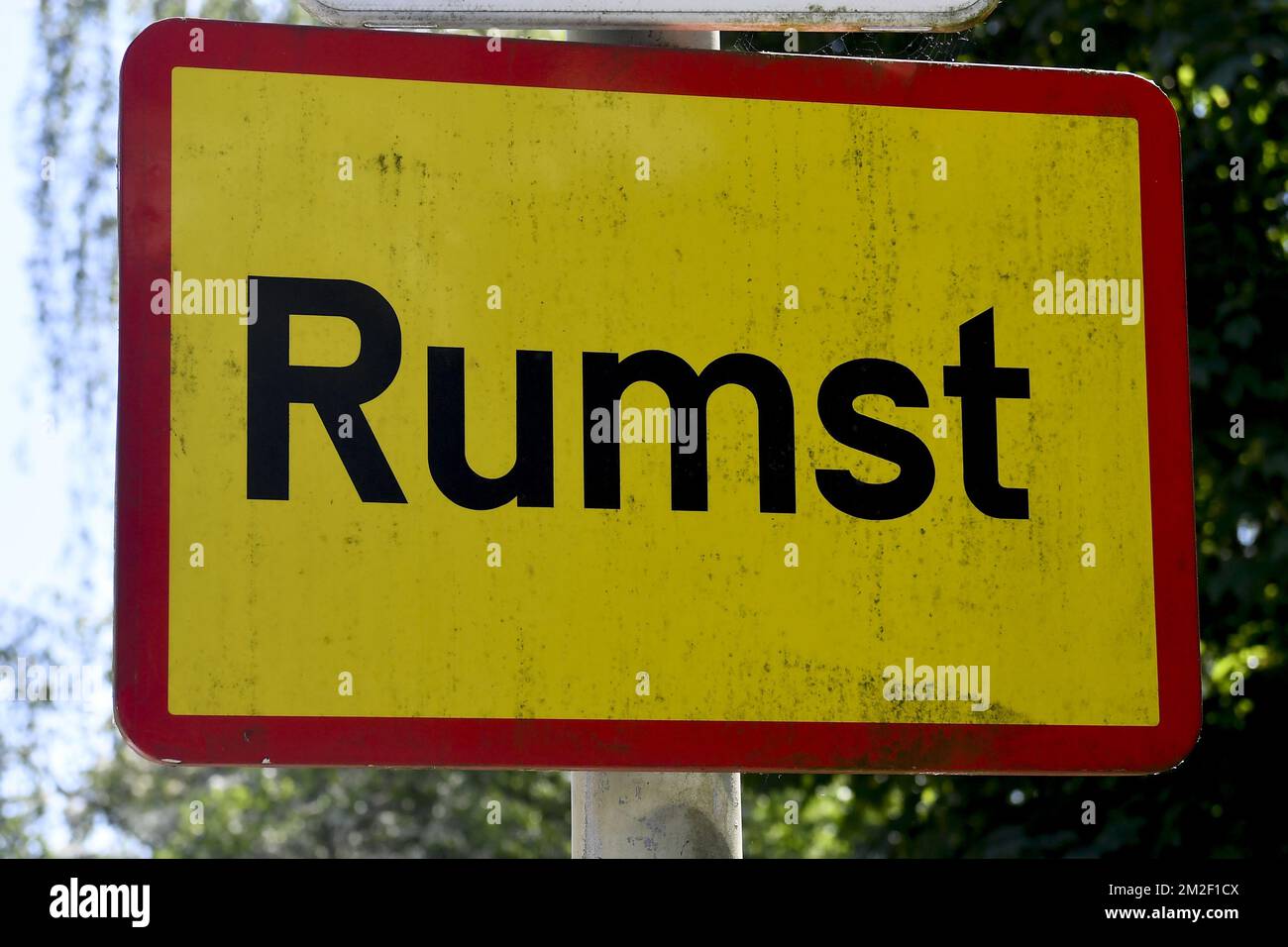 Illustration shows the name of the Rumst municipality on a road sign ...