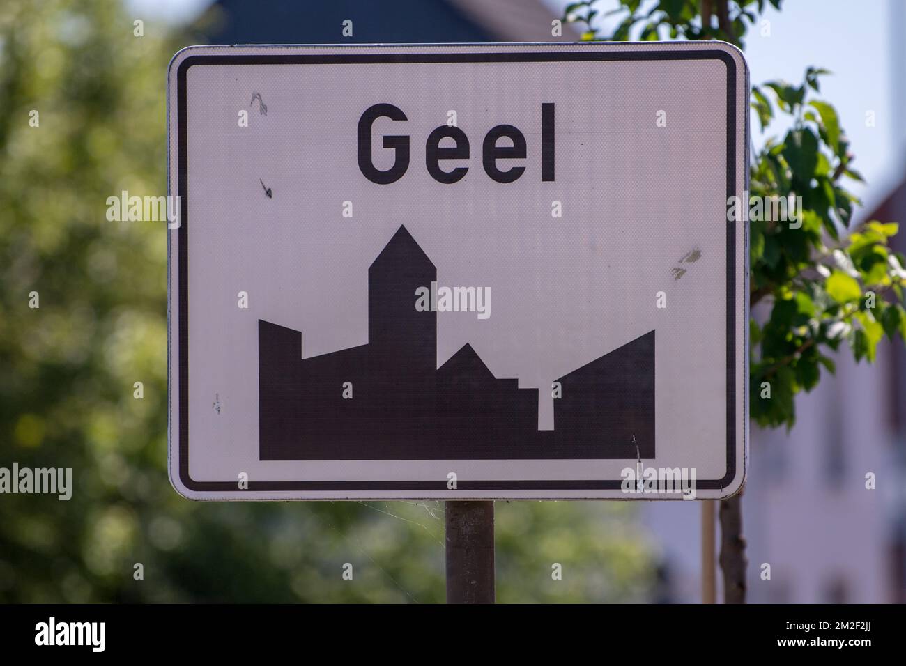 Illustration shows the name of the Geel municipality on a road sign ...