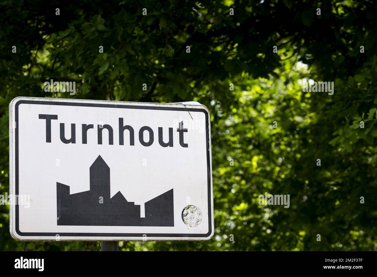 Illustration shows the name of the Turnhout municipality on a road sign ...