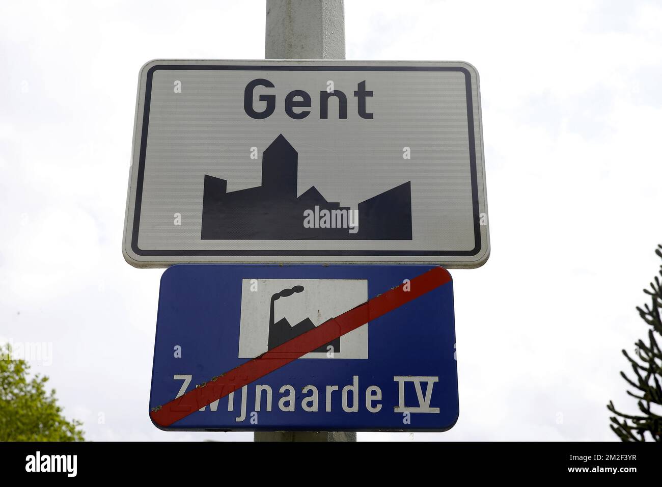 Illustration shows the name of the Gent municipality on a road sign ...
