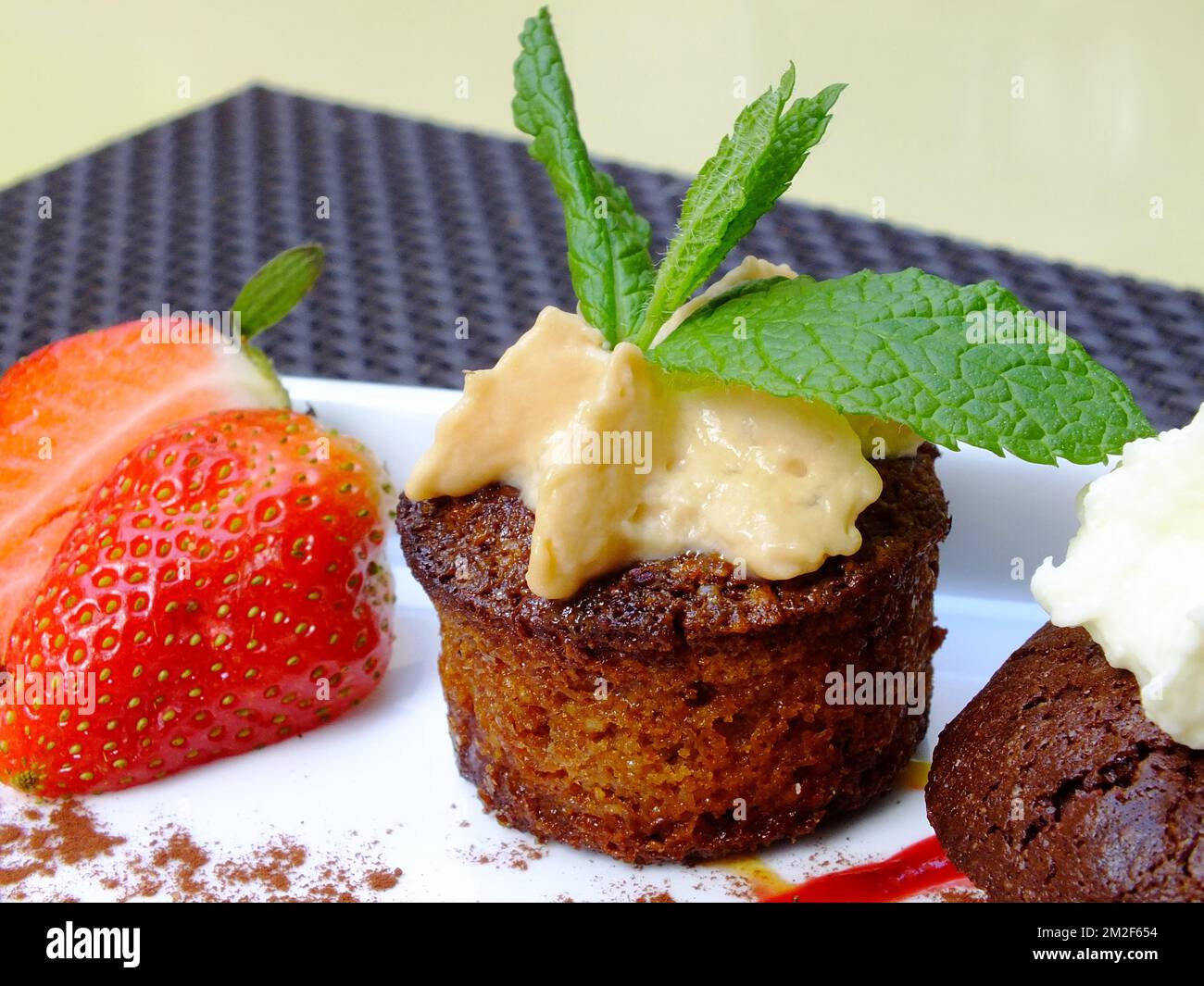 Assiette gateau hi-res stock photography and images - Alamy