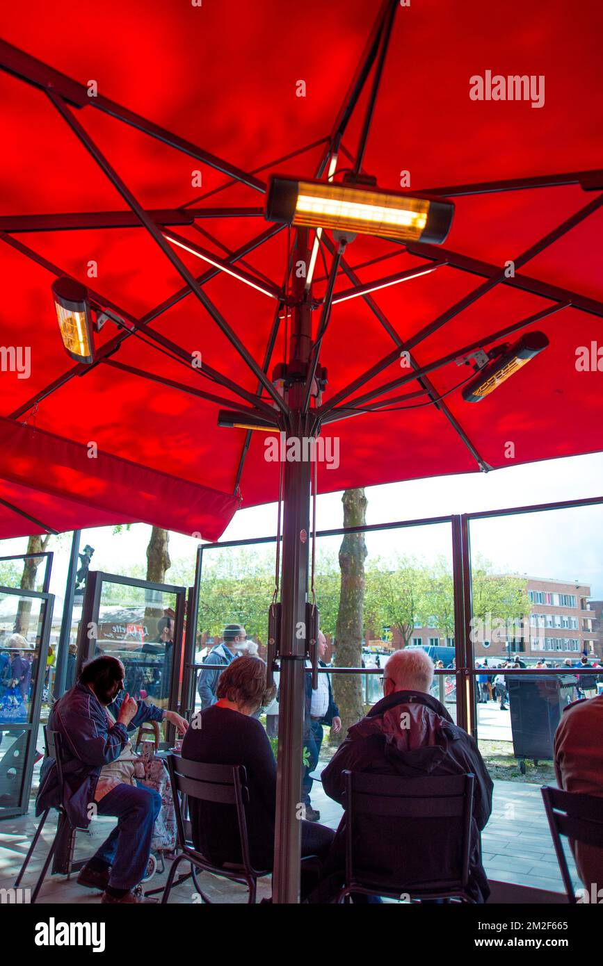 Chauffage de terrasse hi-res stock photography and images - Alamy