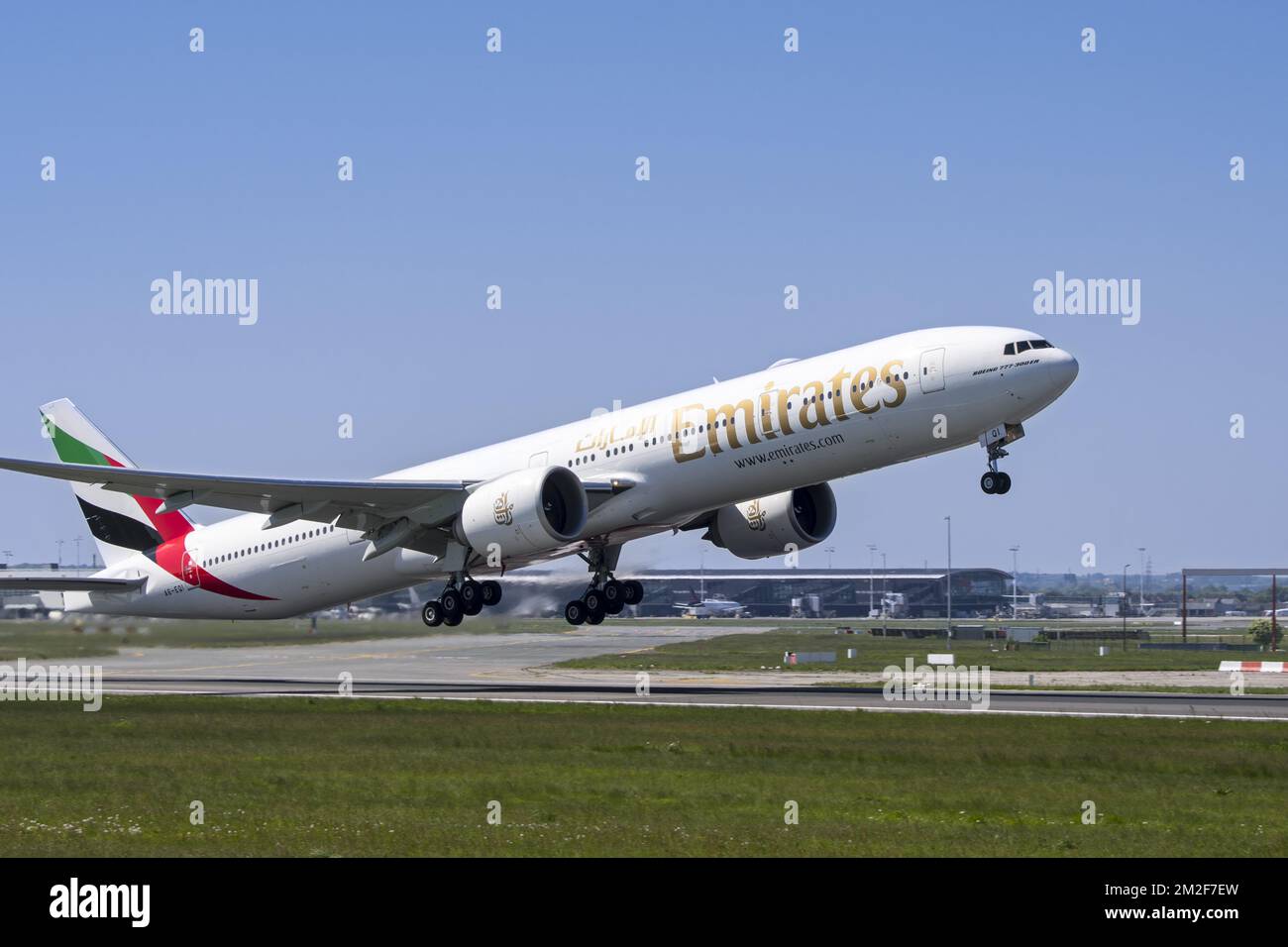 Boeing 777-300ER, long-range wide-body twin-engine jet airliner from ...