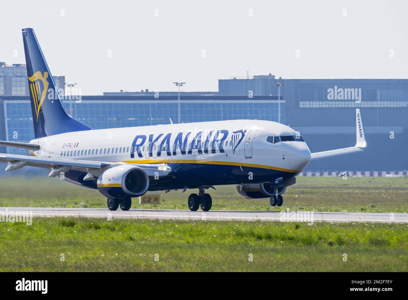 Short medium range aircraft hi-res stock photography and images - Alamy