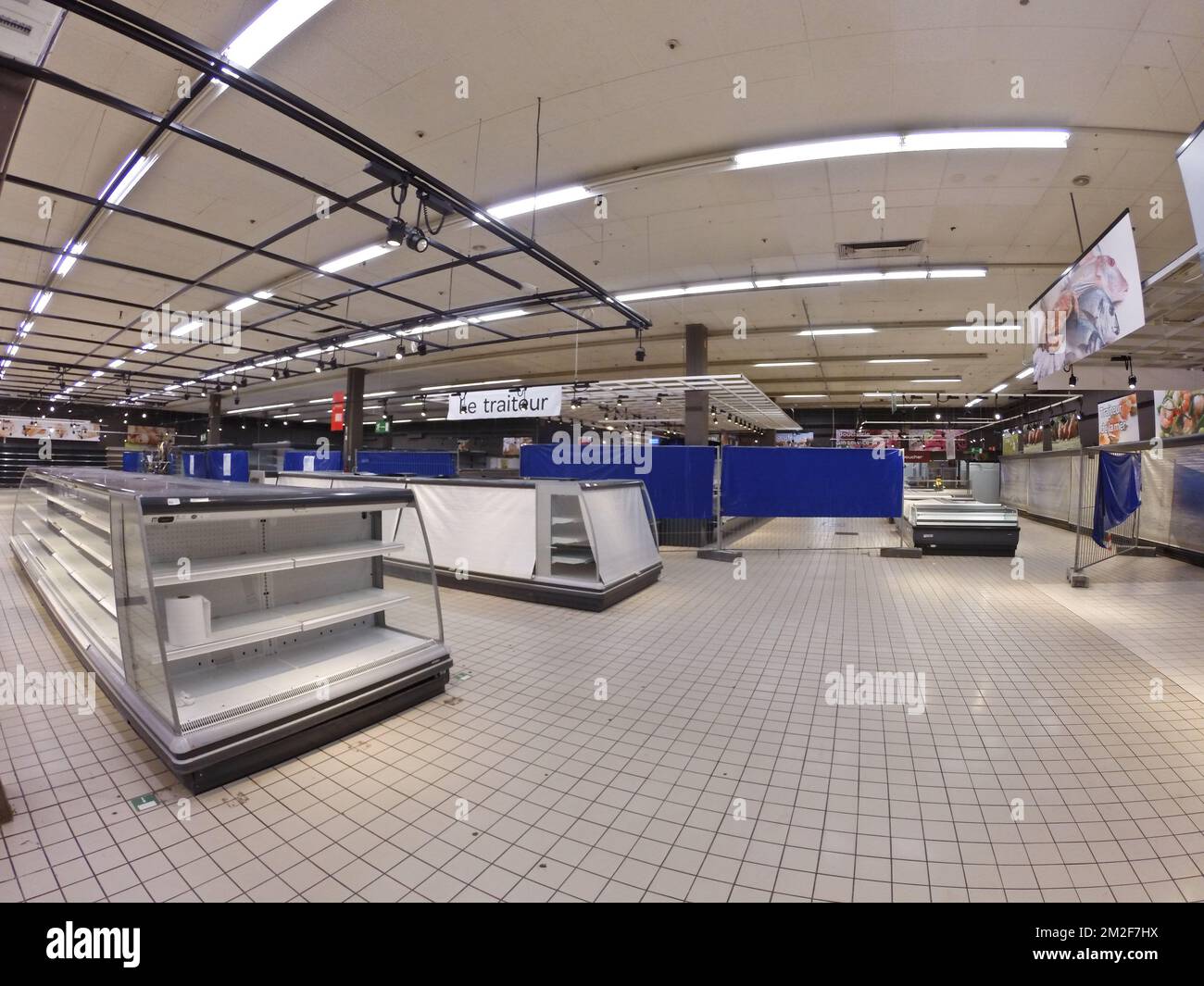 closure before transformations Carrefour Waterloo | Fermeture avant ...