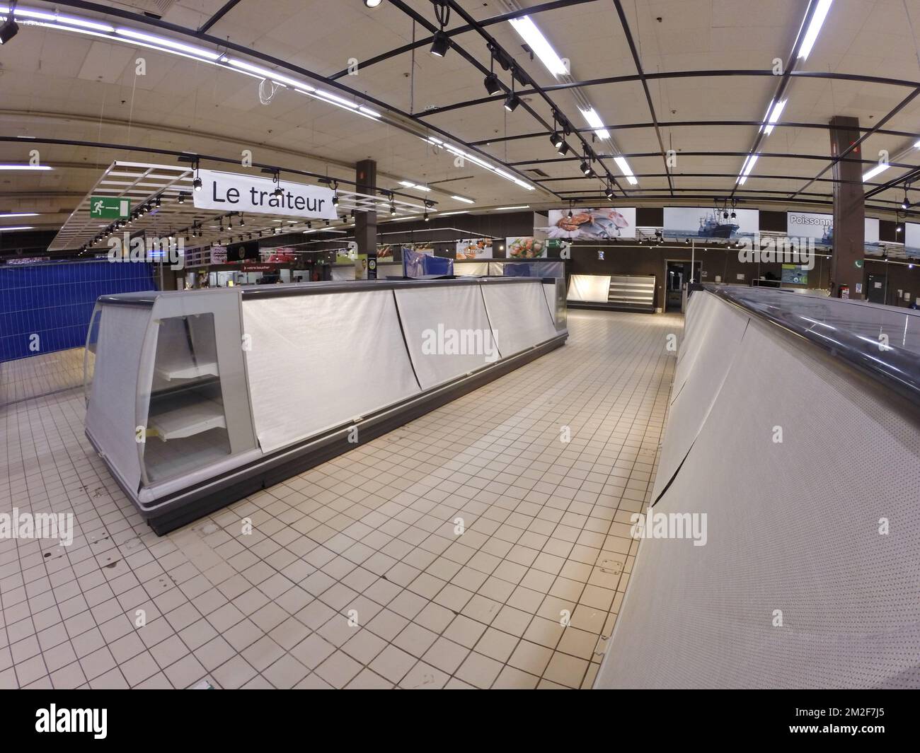 closure before transformations Carrefour Waterloo | Fermeture avant ...