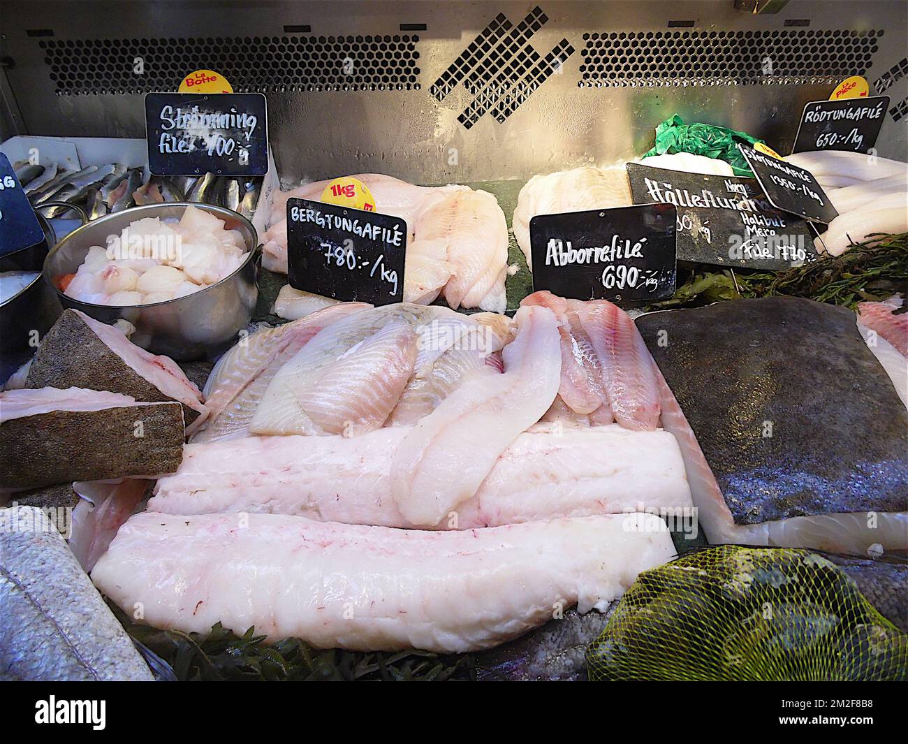 Poisson poissonnerie poissonnerie hi-res stock photography and images ...