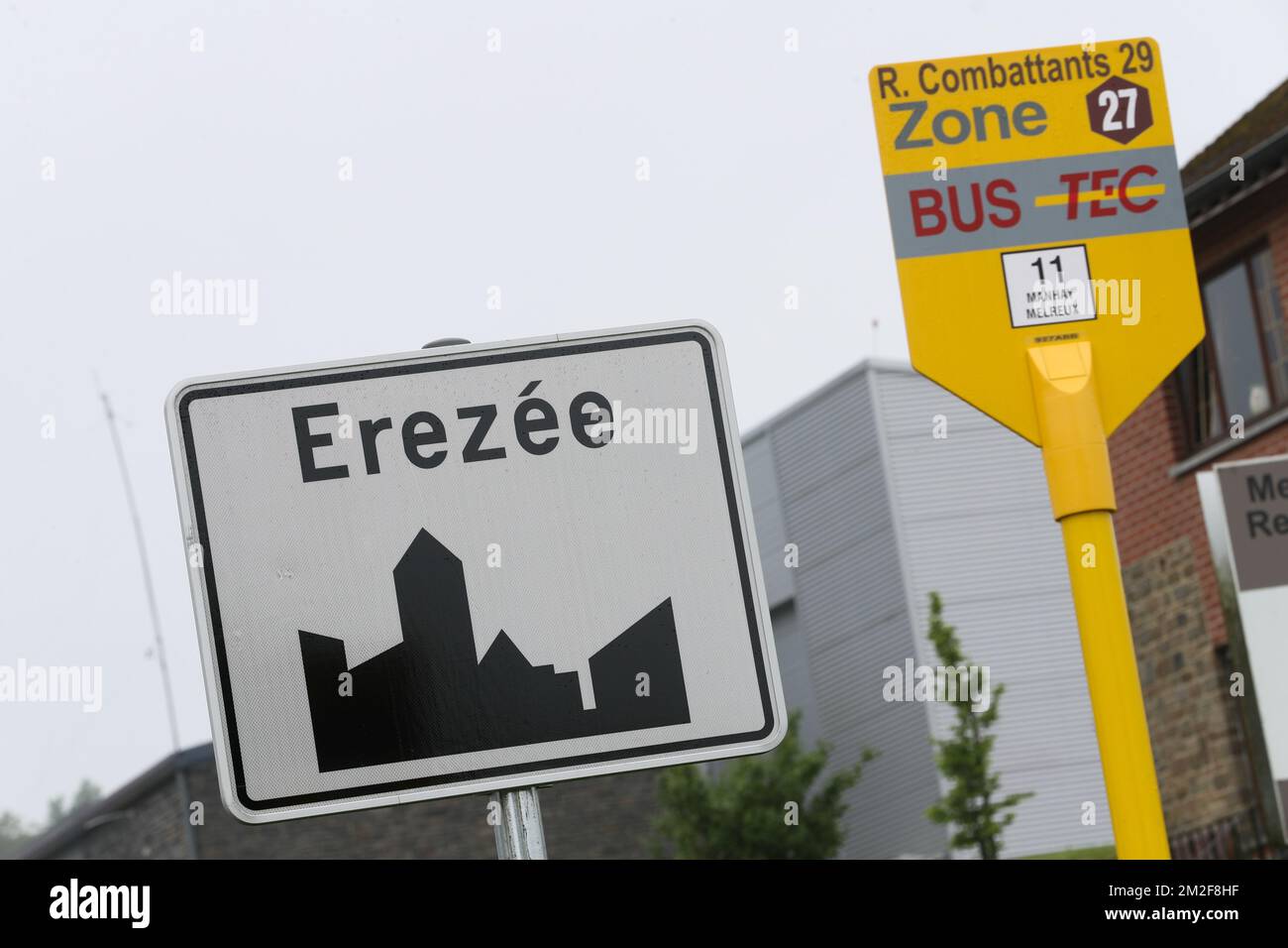 Illustration shows the name of the Erezee municipality on a road sign ...