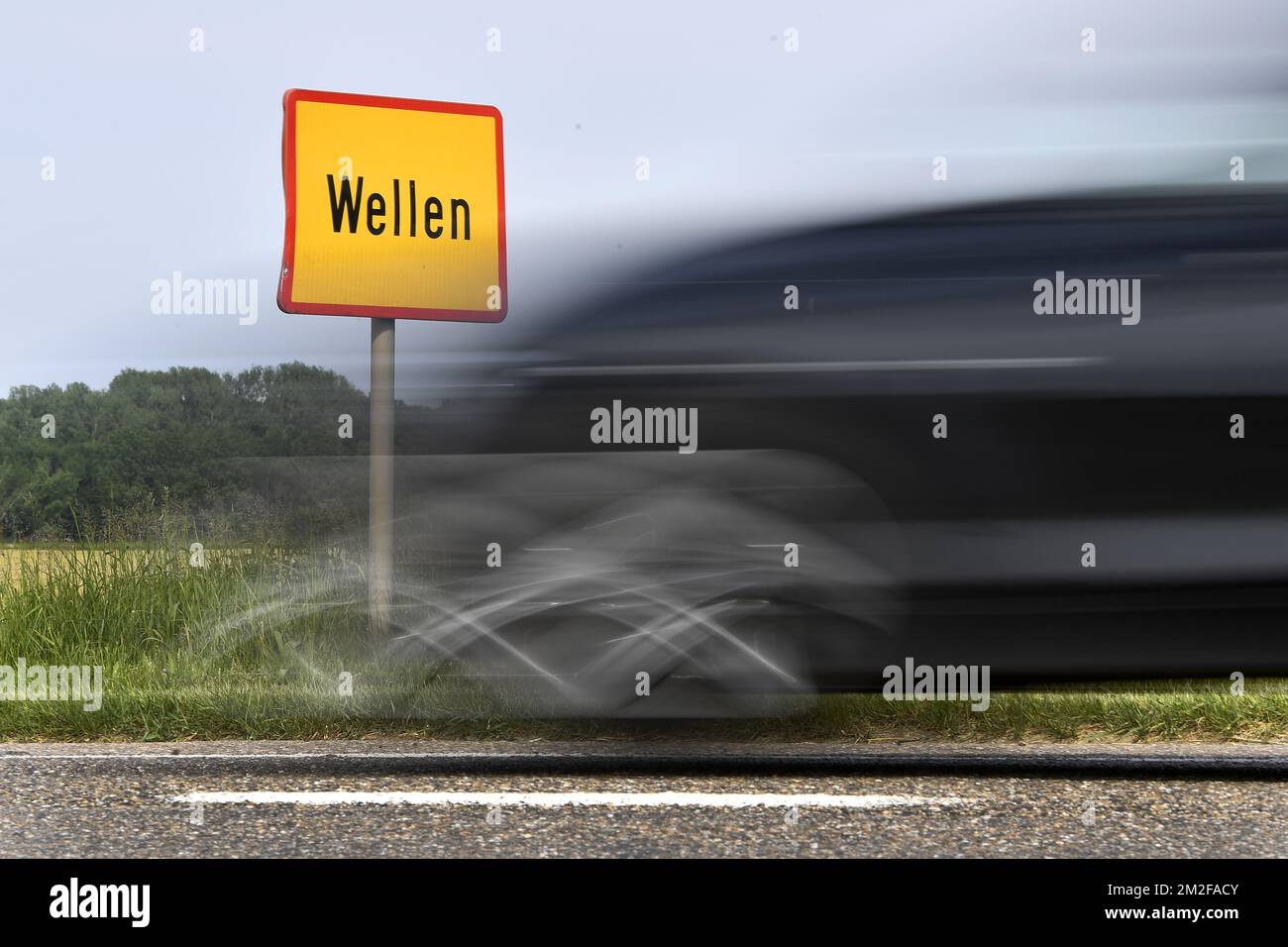 Illustration shows the name of the Wellen municipality on a road sign ...