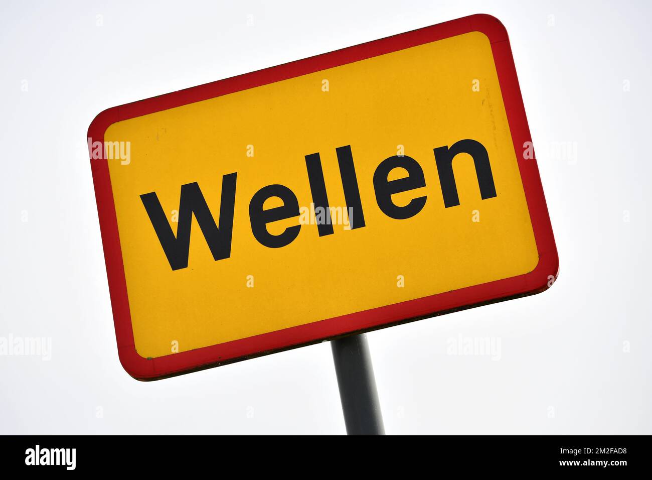 Illustration shows the name of the Wellen municipality on a road sign ...