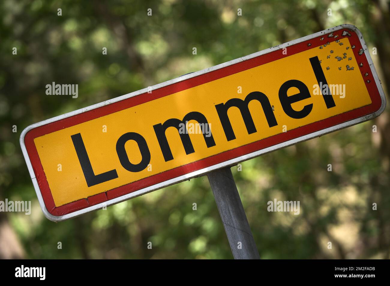 Illustration shows the name of the Lommel municipality on a road sign ...